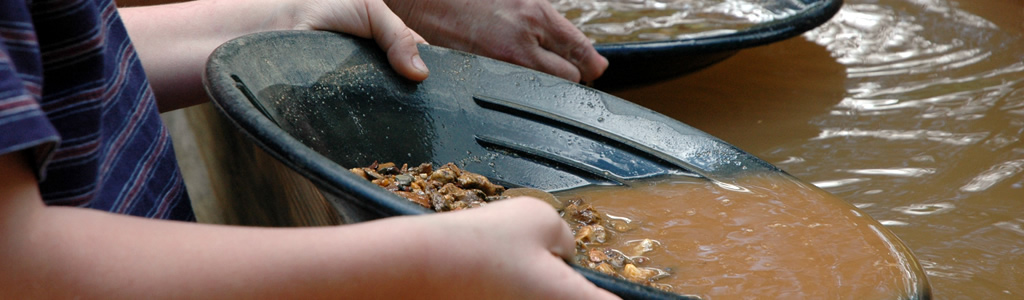 Technique de base du chercheur d’or : la batée, le pan ou le chapeau ...